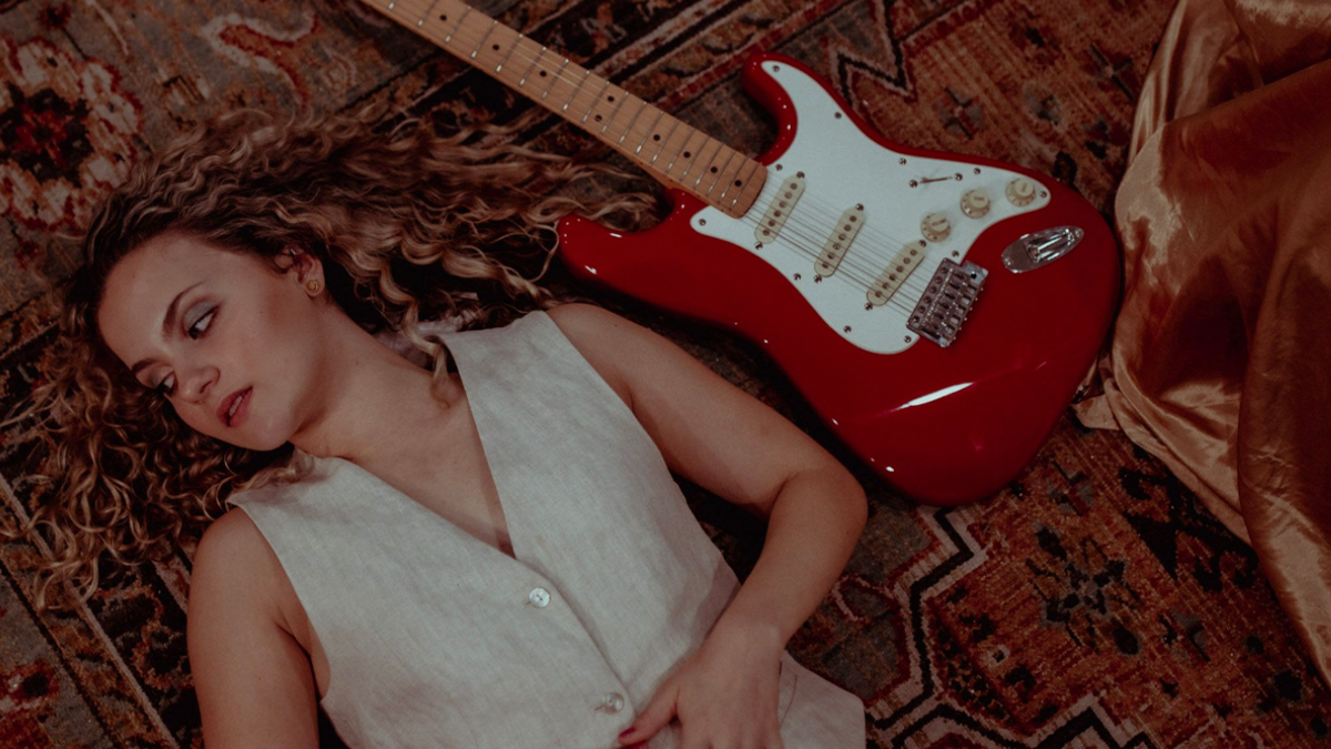 We'd Love For Izzy Mahoubi To 'Hang Around' - The Honey POP